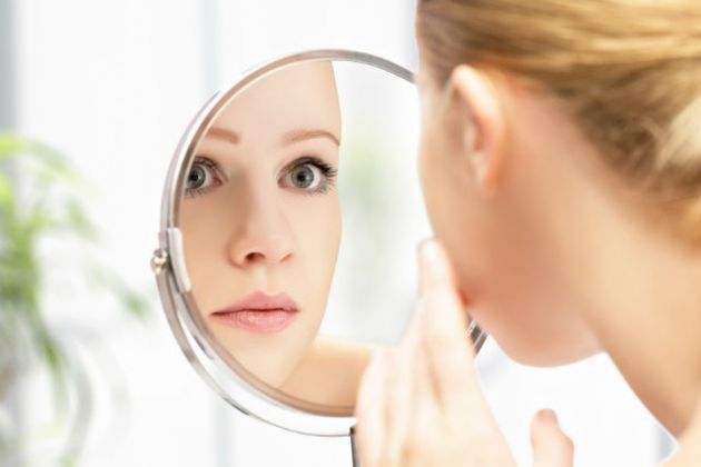 Why Complimenting Yourself in the Mirror Can Keep You Positive