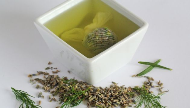 Soothe Inflammation With This Easy-To-Make Herbal Compress